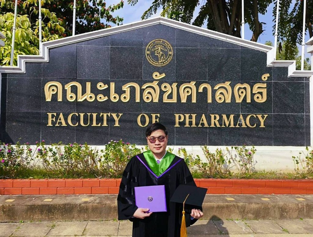 ขอแสดงความยินดีกับ อาจารย์ปิยวัฒน์ ชัยวิชาชาญ เข้าพิธีรับพระราชทานปริญญาบัตร ดุษฎีบัณฑิต (เภสัช ...